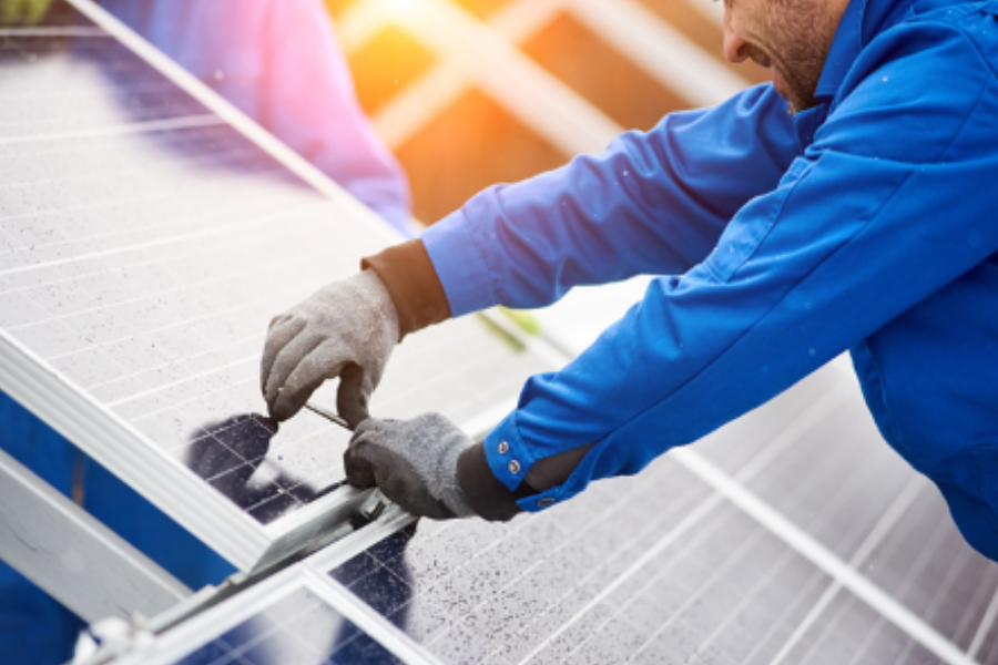 A complete Guide to Clean Solar Panels on Your Roof | CharterMeNow
